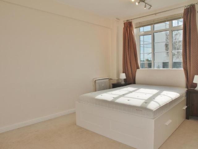 Latymer Court, Hammesrsmith Road. 2 bed flat to rent £2,500 pcm £577 pw