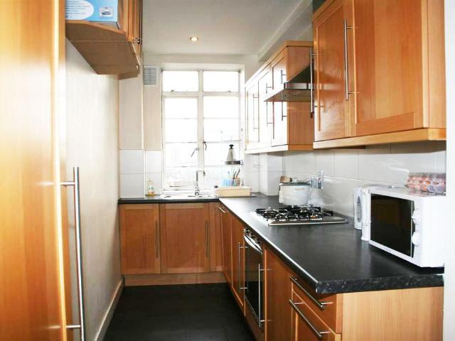 Latymer Court, Hammersmith Road. 3 bed flat to rent £3,250 pcm £750 pw