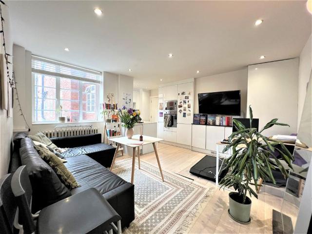 Latymer Court, Hammersmith Road. 1 bed apartment to rent £2,250 pcm £519 pw