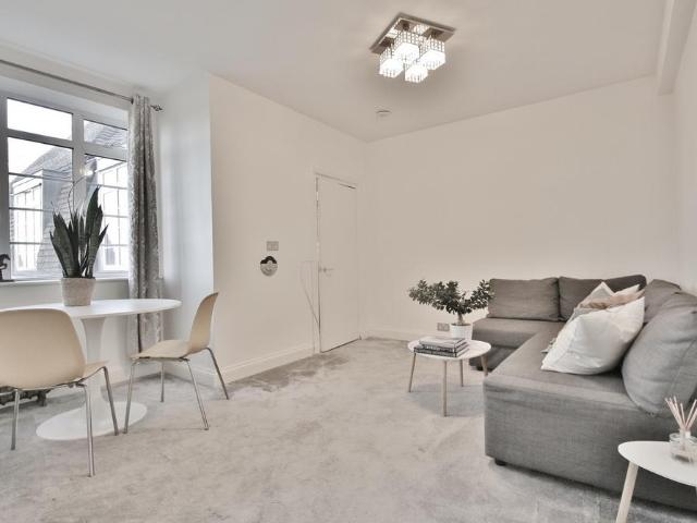Latymer Court, Hammersmith Road. 1 bed flat to rent £2,100 pcm £485 pw