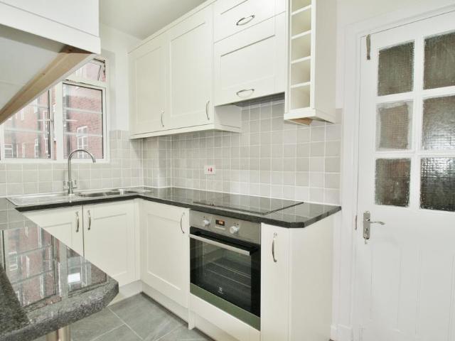 Latymer Court, Hammersmith Road. 1 bed flat to rent £2,150 pcm £496 pw