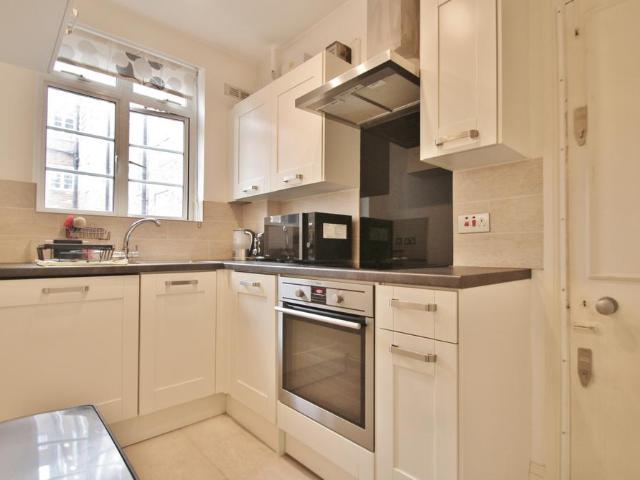 Latymer Court, Hammersmith Road. 1 bed flat to rent £2,250 pcm £519 pw