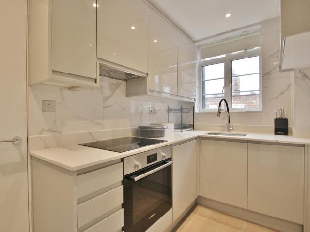 Latymer Court, Hammersmith Road. 2 bed flat to rent £2,500 pcm £577 pw