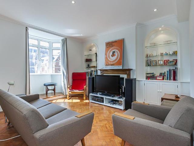 Latymer Court, Hammersmith Road. 2 bed flat to rent £2,750 pcm £635 pw