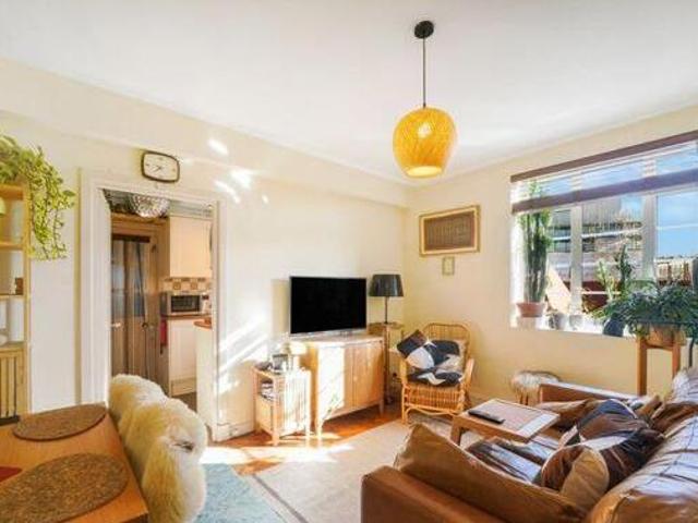 Latymer Court, Hammersmith Road, 2 Bedroom Flat