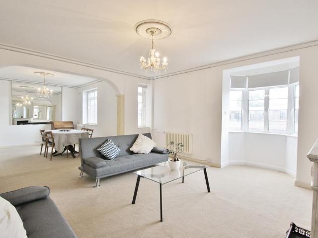 Latymer Court, Hammersmith Road. 4 bed flat to rent £4,700 pcm £1,085 pw