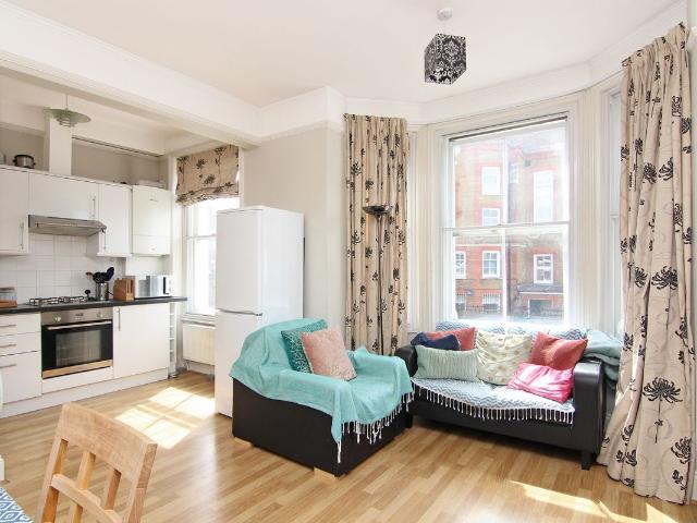 Latchmere Road, Battersea SW11, 1 bed flat to rent, £2,000 pcm | PrimeLocation