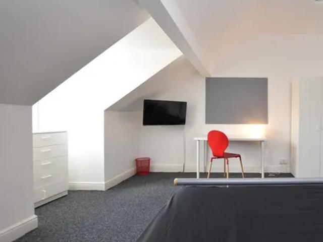 Latchmere Road, Manchester, M14 6AL, United Kingdom | 6 bed townhouse for rent #136497737 | Rentberry