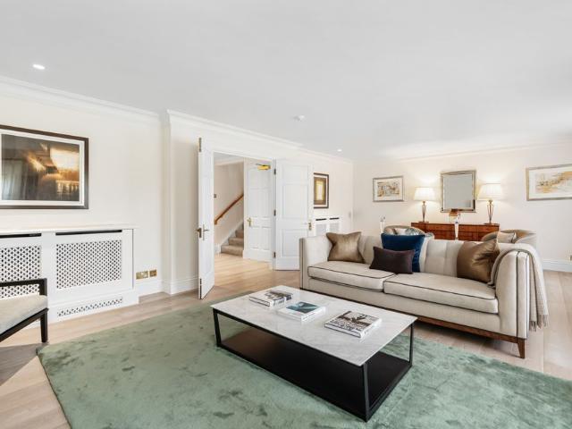 Lateral Living on Historic Kensington Court