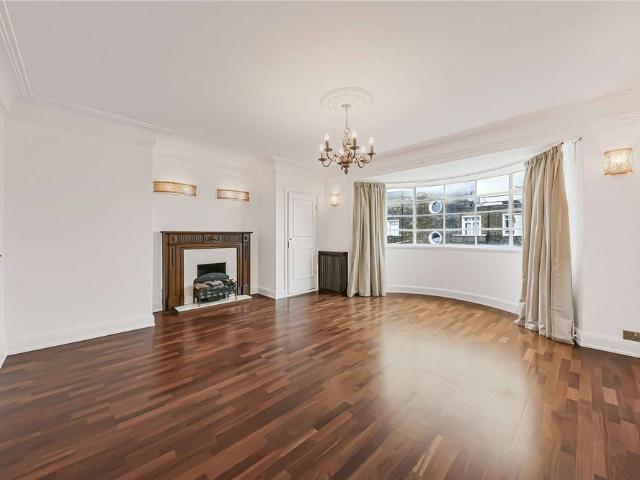 Lateral three bedroom set in a prestigious building in St. John's Wood with views into Regents Park