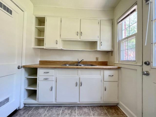 Latham Park Manor 2 Bedroom Apartment for Rent at 1000 Hill St, Greensboro, NC 27408