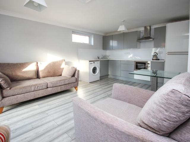 Latimer Road, Bournemouth BH9 4 bed property to rent £2,400 pcm £554 pw