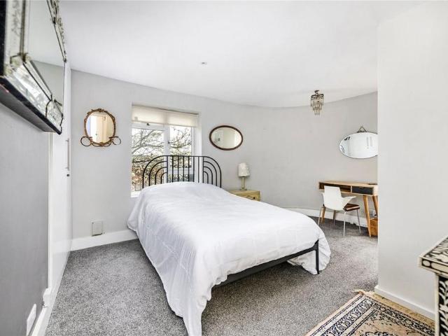 Latimer Road, London W10 2 bed flat to rent £2,900 pcm £669 pw