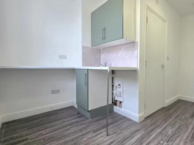 L'Auberge, 251 Old Kent Road, London, SE1 5UB, United Kingdom | Room for rent #166975070 | Rentberry