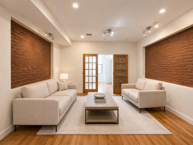 Laundry / 1.5 bath / AC / roof access