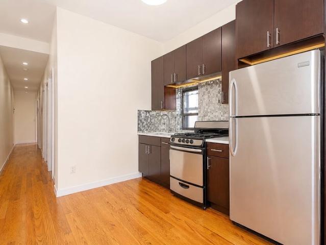 Laundry / 1.5 bath / roof access / living room