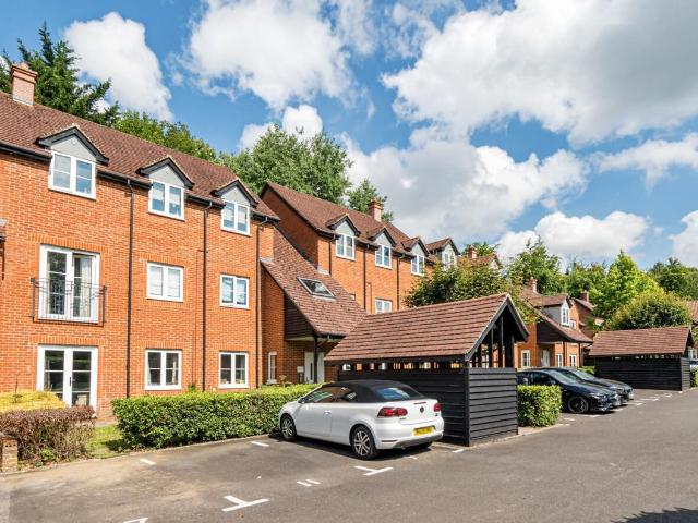 Laura Close, Compton, Winchester SO21, 2 bed flat to rent, £1,400 pcm | PrimeLocation