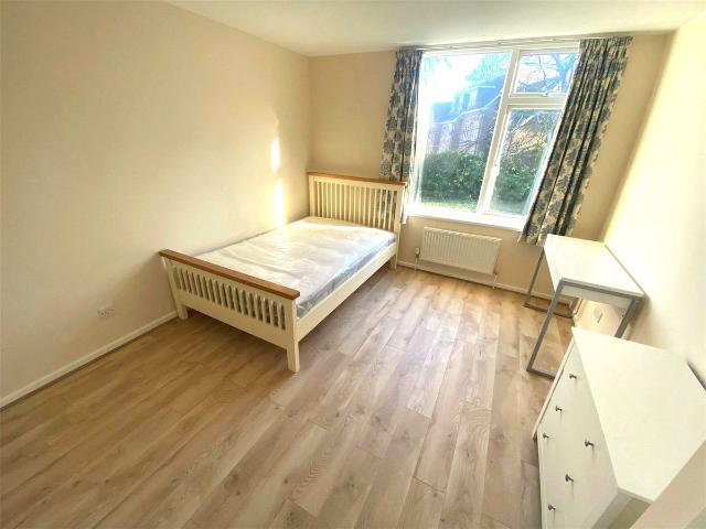 Lauradale, Bracknell, Berkshire RG12, Room to rent, £675 pcm | PrimeLocation