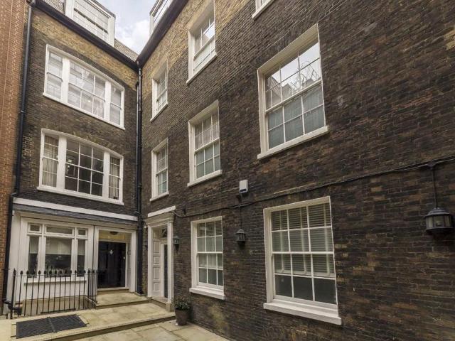 Laurence Pountney Lane, London EC4R 3 bed house to rent £4,500 pcm £1,038 pw