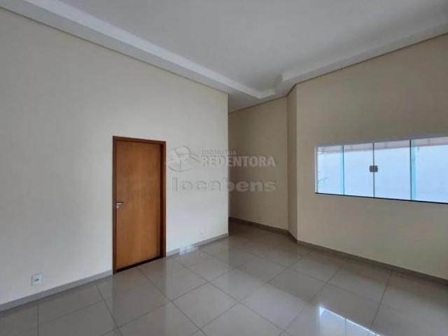 Laureano Tebar II Casa de esquina com 03 dormitórios, área de churrasqueira