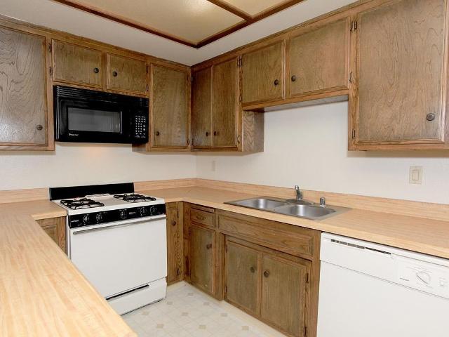 Laurelwood Gardens 2 Bedroom Apartment for Rent at 7601 Olympia Dr, Bakersfield, CA 93309 Laurelglen