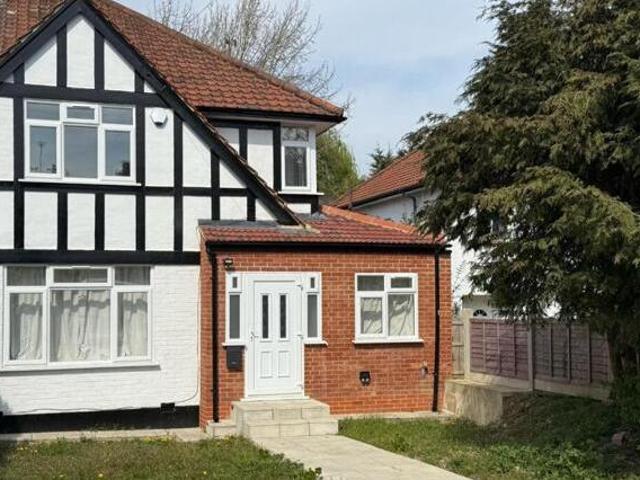 Laurel Gardens, Mill Hill, 4 Bedroom Semi detached