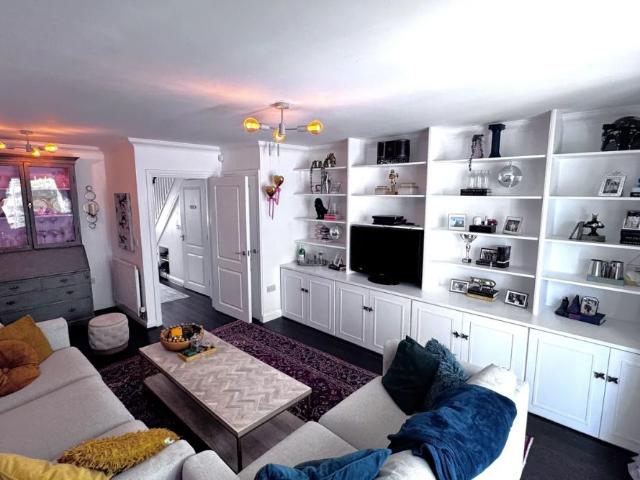 Laurel Mews