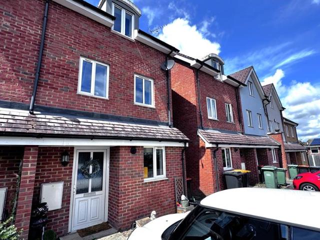Laurel Mews, LEIGHTON BUZZARD 4 bed end of terrace house to rent £2,100 pcm £485 pw