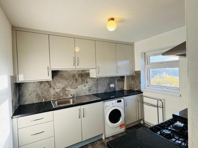 Laurel Park, Harrow HA3 2 bed flat to rent £1,750 pcm £404 pw