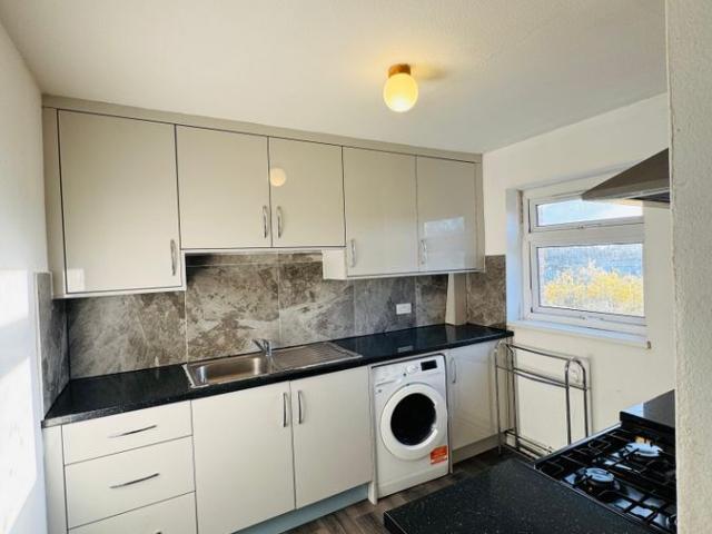Laurel Park, Harrow Weald HA3, 2 bed flat to rent, £1,750 pcm | PrimeLocation