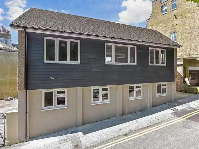 Laureston Place Dover CT16 2 bed flat to rent £1,150 pcm £2.