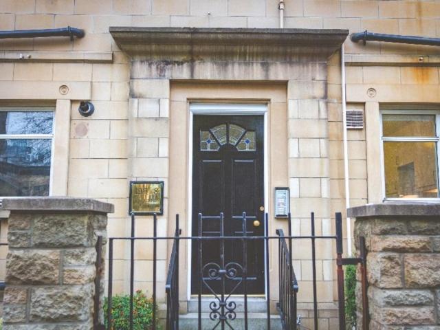 Lauriston Gardens, Central. 2 bed flat to rent £1,600 pcm £369 pw