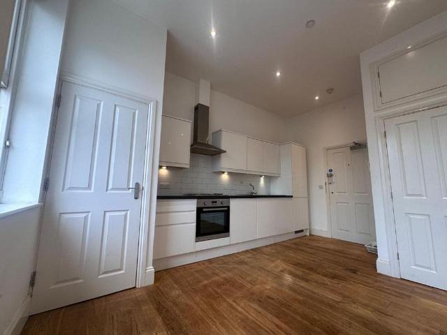 Lauriston Road, Brighton 2 bed flat to rent £1,550 pcm £358 pw