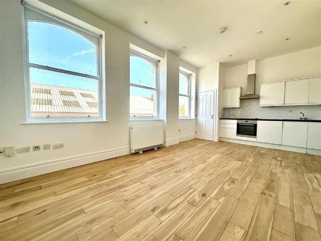 Lauriston Road, Brighton BN1 2 bed maisonette to rent £1,550 pcm £358 pw