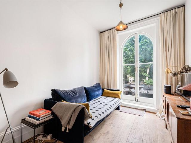 Lauriston Road, London, E9 2 bed apartment to rent £2,750 pcm £635 pw