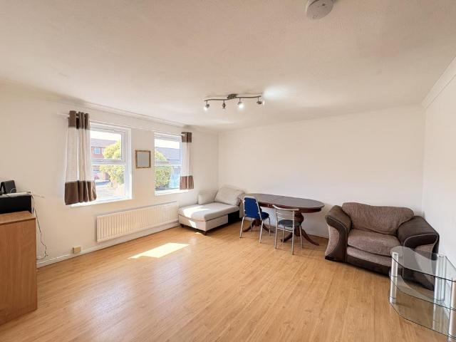 Laurisotn Place, Cambridge, CB4 3 bed flat to rent £1,650 pcm £381 pw