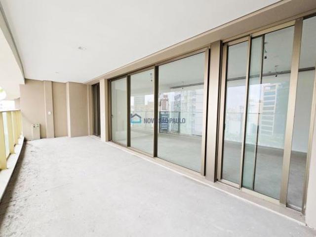 Lavvi | Apartamento alto padrão Versace em Moema com 149m² e 2 vagas