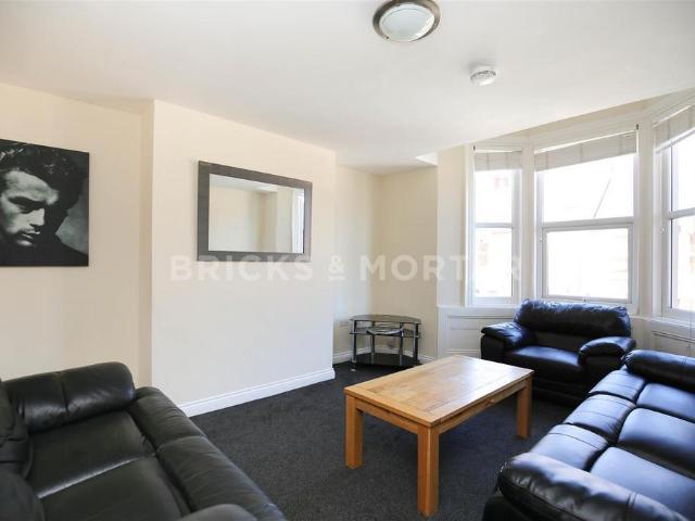 Lavender Gardens, Newcastle Upon Tyne. 6 bed maisonette to rent £3,900 pcm £900 pw