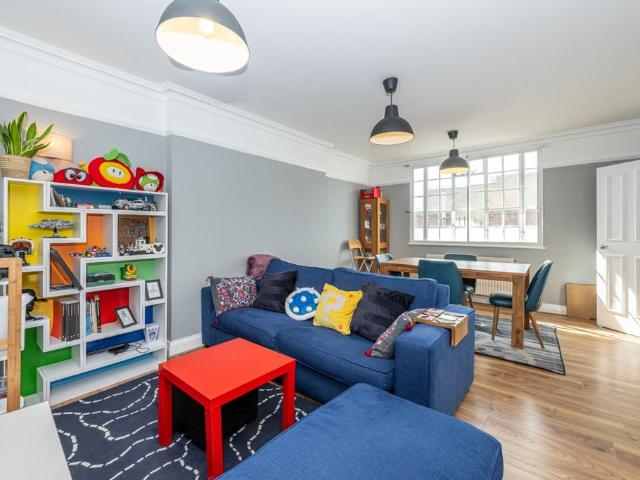 Lavender Hill, Battersea, London. 2 bed flat to rent £2,750 pcm £635 pw
