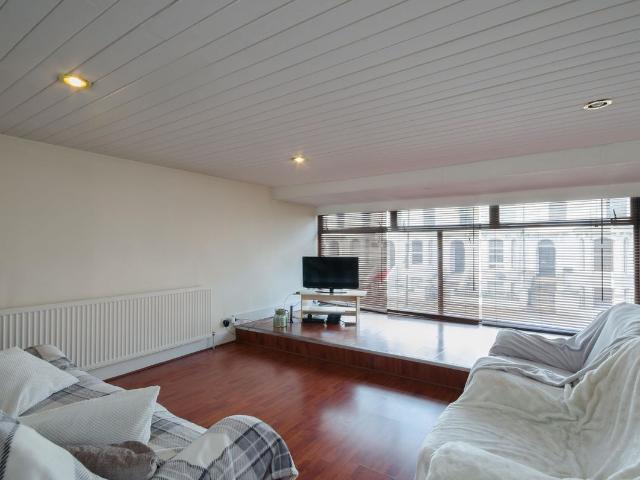 Lavender Hill, Clapham Junction SW11, 2 bed flat to rent, £2,500 pcm | PrimeLocation