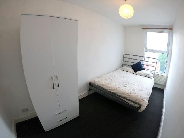 Lavender Hill, London SW11, Room to rent, £1,050 pcm | PrimeLocation