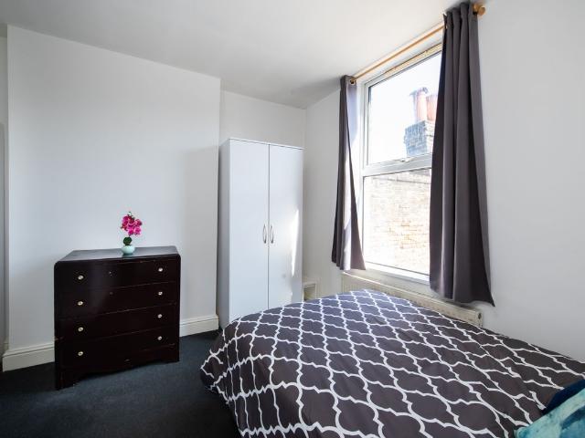 Lavender Hill, London SW11, Room to rent, £999 pcm | PrimeLocation