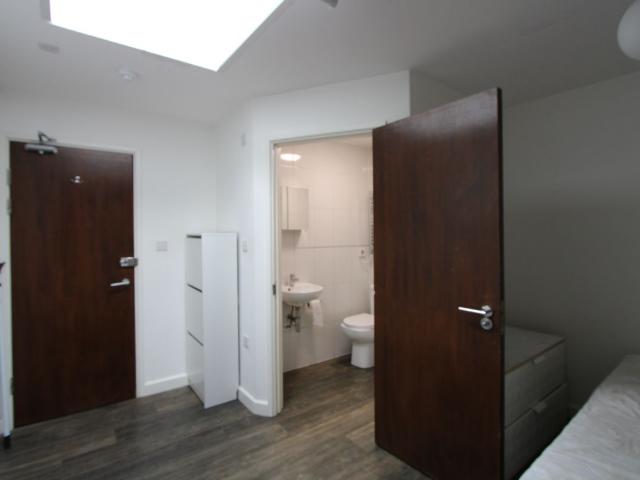 Lavender Hill, London SW11, Room to rent, £1,050 pcm | PrimeLocation