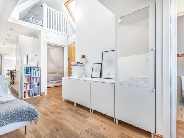 Lavender Hill, London, SW11 1 bed flat to rent £2,000 pcm £462 pw