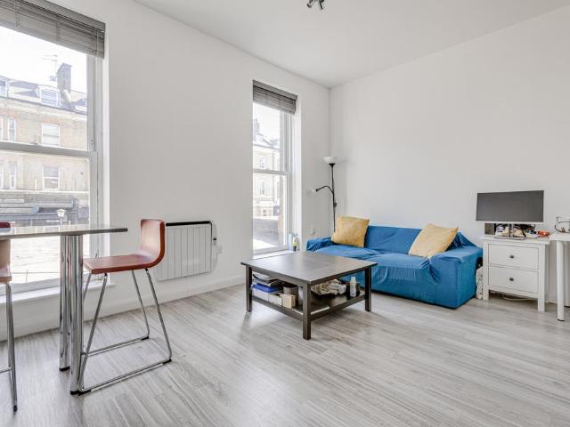 Lavender Hill, London, SW11 1 bed flat to rent £2,000 pcm £462 pw