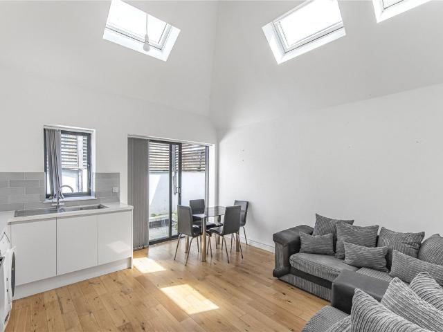 Lavender Hill, London SW11, 2 bed flat to rent, £2,400 pcm | PrimeLocation