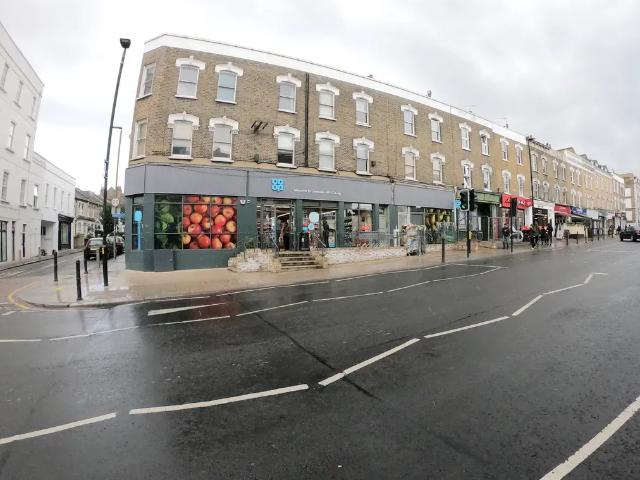 Lavender Hill SW1, Room to rent, £1,300 pcm | PrimeLocation