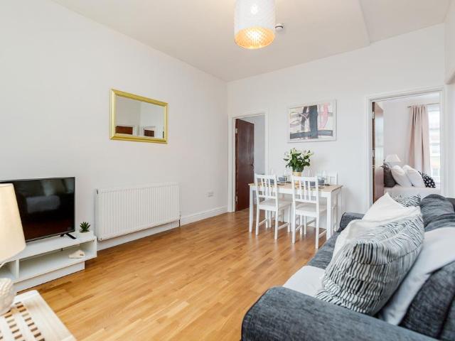 Lavender Hill 2 bed apartment to rent £2,250 pcm £519 pw