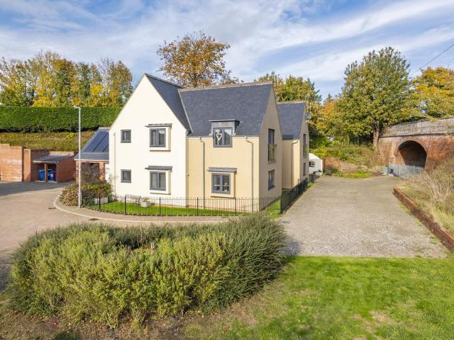 Lavenham, Sudbury, Suffolk 2 bed apartment to rent £1,000 pcm £231 pw
