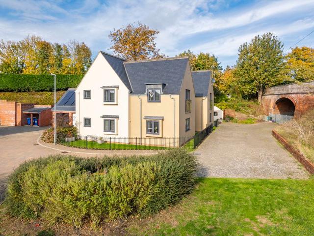 Lavenham, Sudbury, Suffolk CO10, 2 bed flat to rent, £1,000 pcm | PrimeLocation